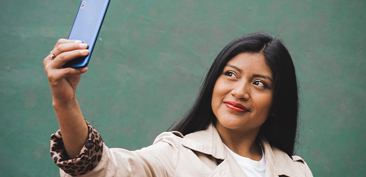 How to look good in glasses whilst posing for pictures - Glasses Direct ...